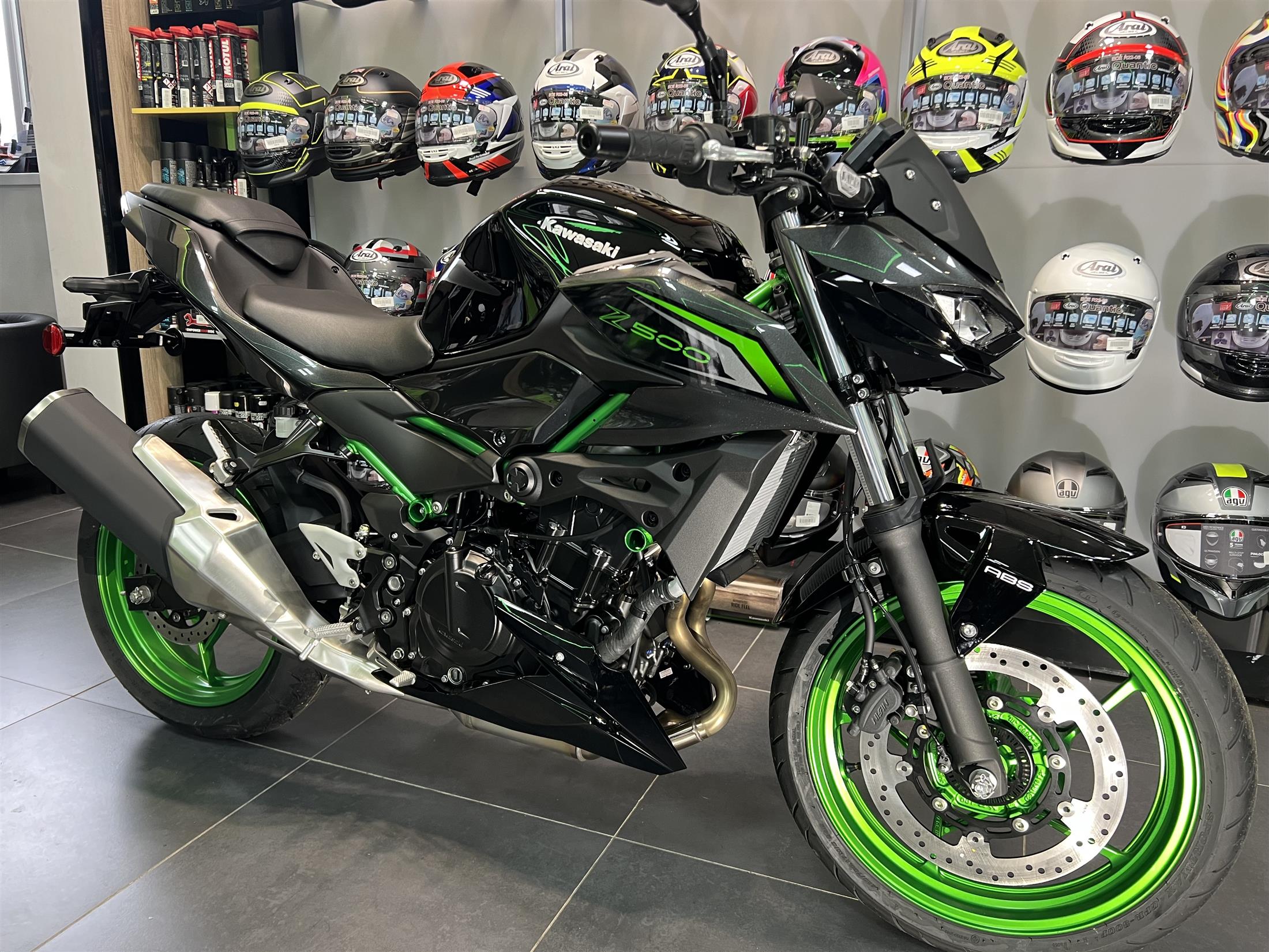 2026 KAWASAKI Z500SE IN EBONY / METALLIC CARBON GREY - Coleraine Kawasaki