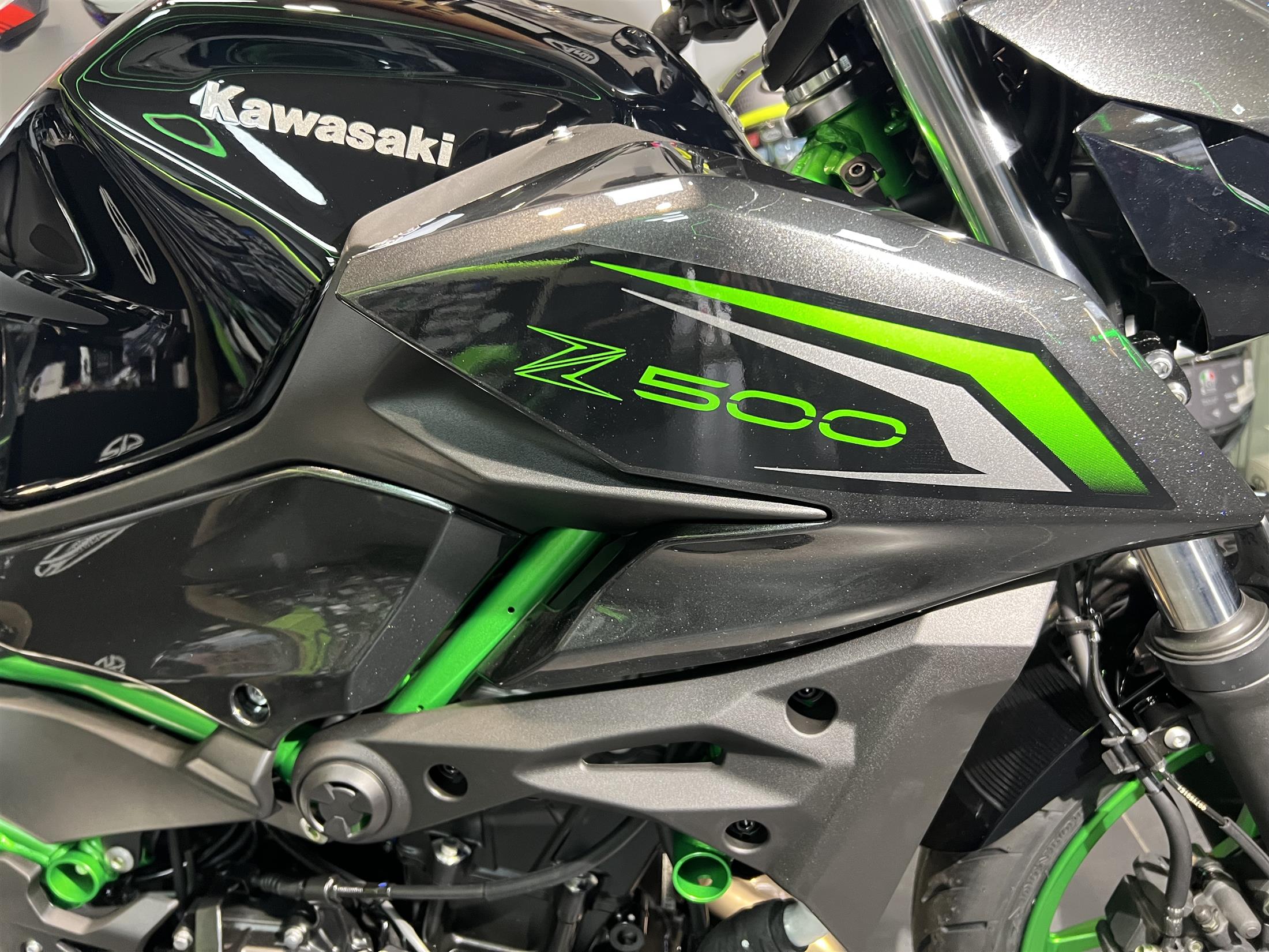 2026 KAWASAKI Z500SE IN EBONY / METALLIC CARBON GREY - Coleraine Kawasaki