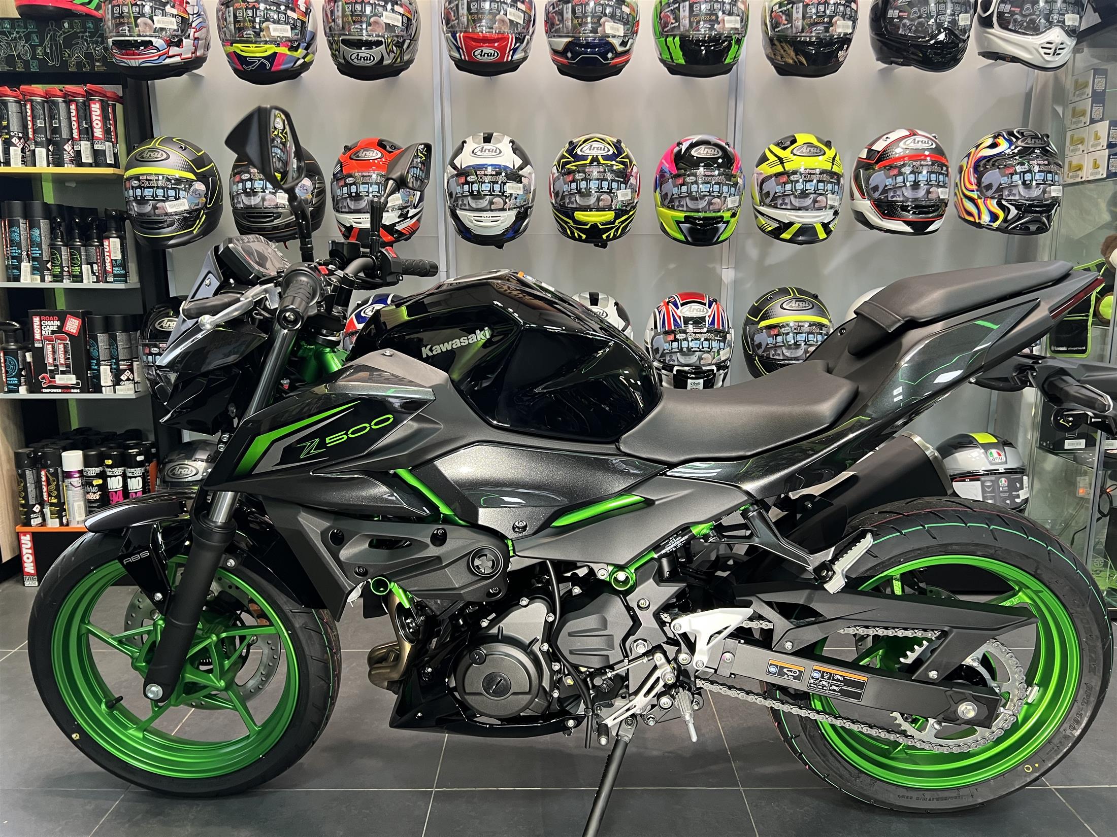 2026 KAWASAKI Z500SE IN EBONY / METALLIC CARBON GREY - Coleraine Kawasaki